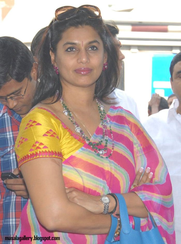 Pinky Reddy in Chiffon Saree Pics