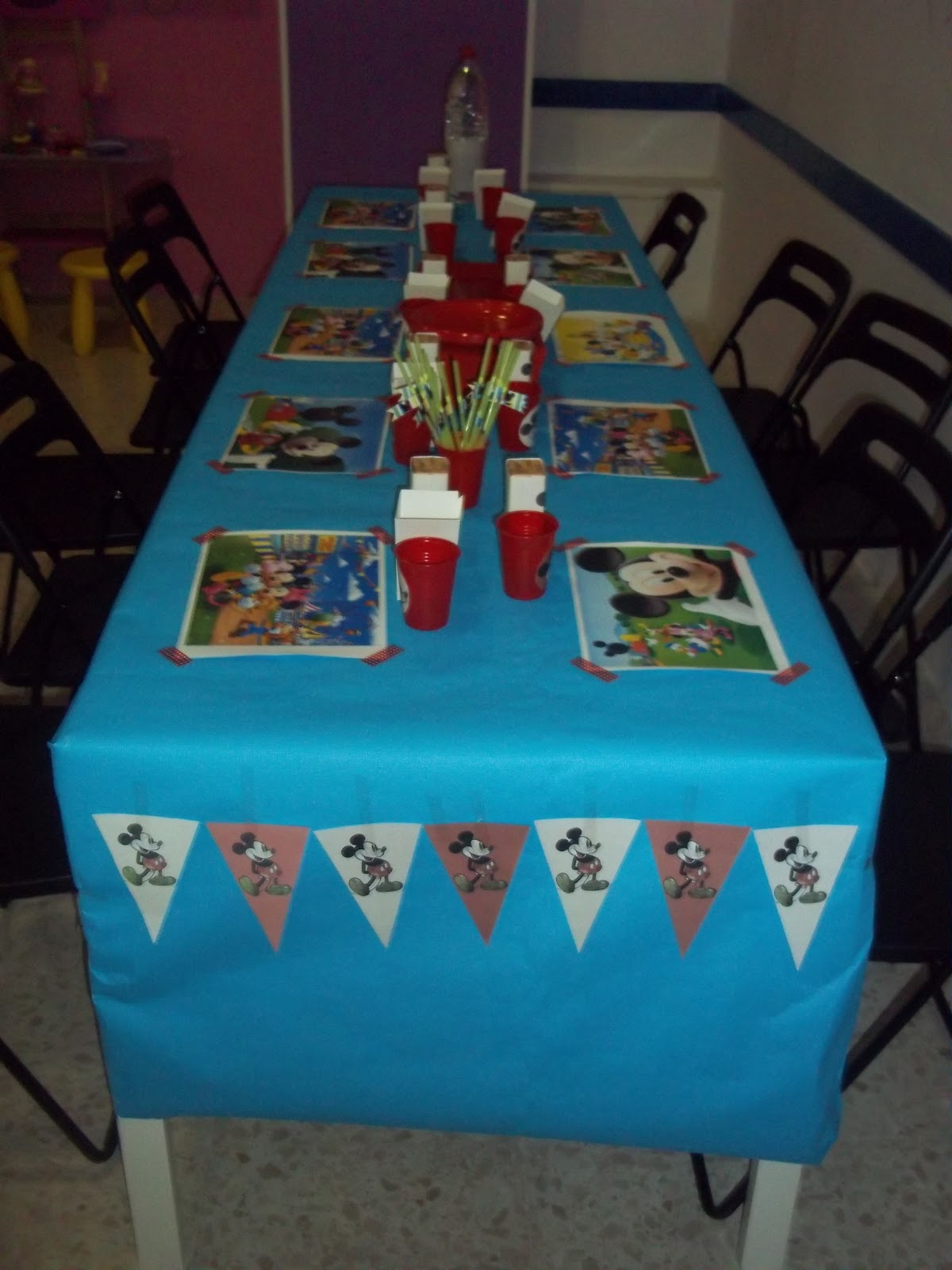 Mickey Mouse hecho con pyssla - Imagui