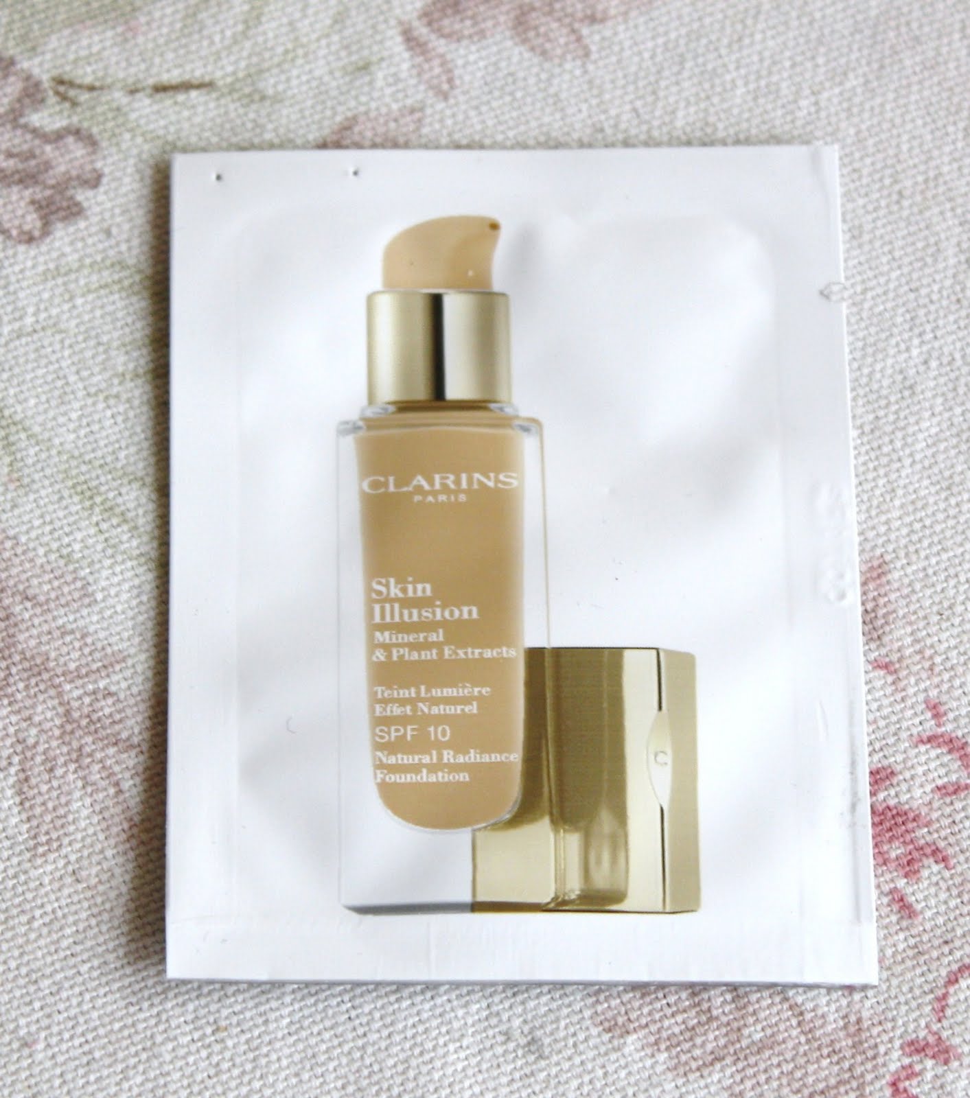 Miss Prissypants v2.0: Sampling Samples: Clarins Skin Illusion Natural ...