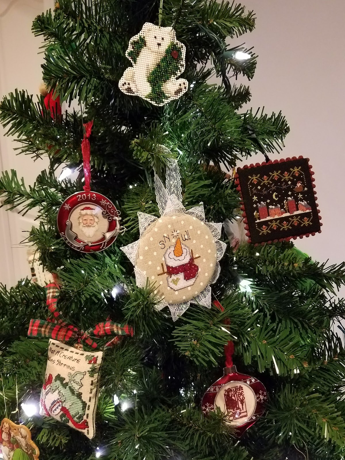 Dragon Stitches and Stuff by Astrid: Day 9 of the Advent Calendar 🚪