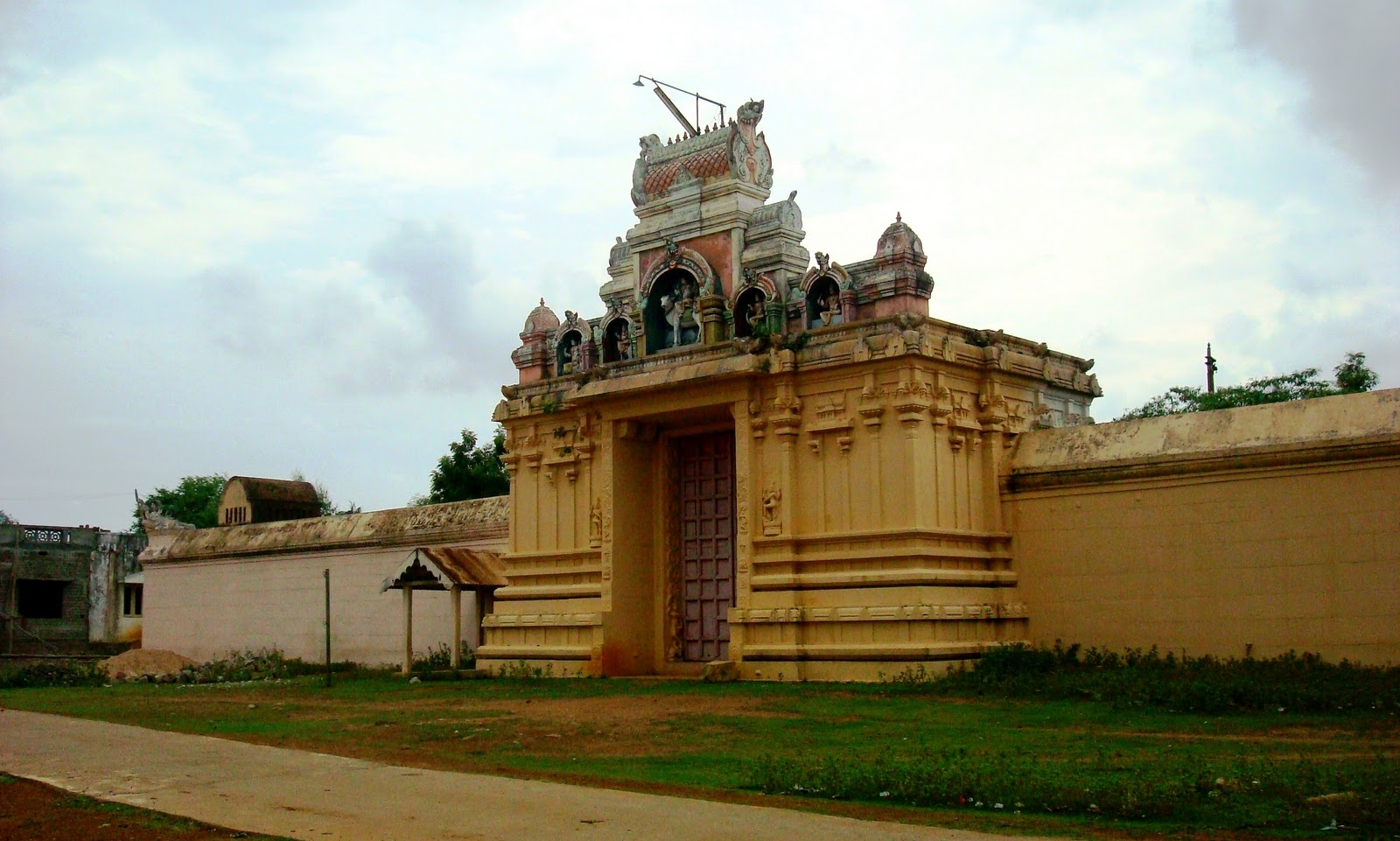 ashokism...: a Temple on the way...