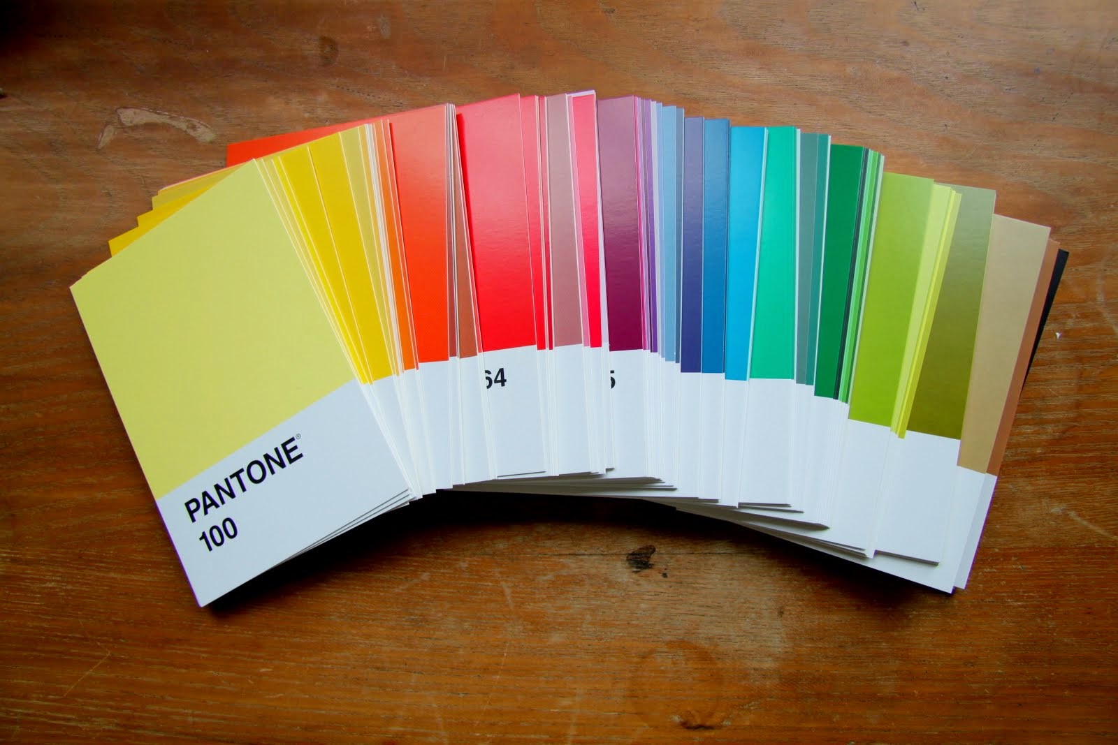 Monsieur Carton: Hablamos de colores: sistema Pantone