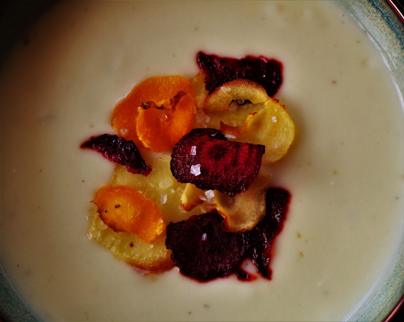 Jordskokke & pastinak-suppe med sprøde rodfrugt-chips