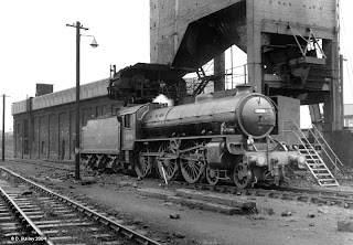 Steam Memories: LNER Thompson B1 61306 'Mayflower' arrives at Bury