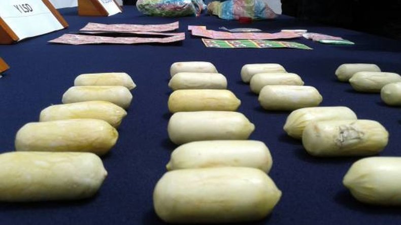 BOLIVIA... LO MEJOR QUE TENEMOS: ASÍ ENTRENAN A MULAS NARCO PARA TRAGAR ...