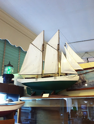 Beach House Living: Nautical window shopping