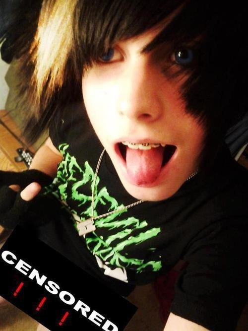 Emo boy *-*: Emo Boy(>.//)