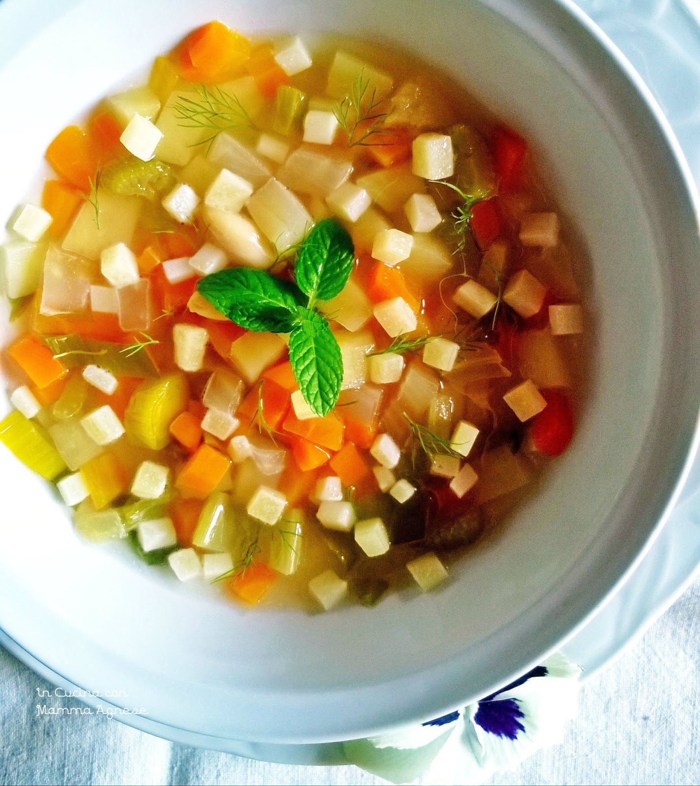 Come fare il Brodo di Verdure - Ricetta Vegetariana 🍃 | In Cucina con ...