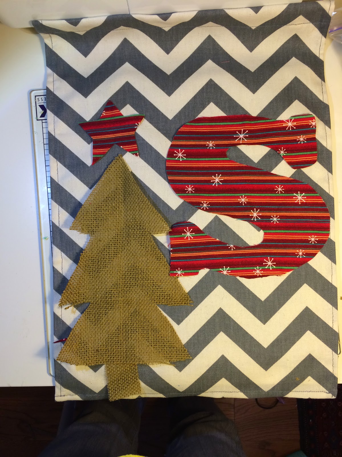Cut Now, Measure Later : DIY Christmas Garden Flag