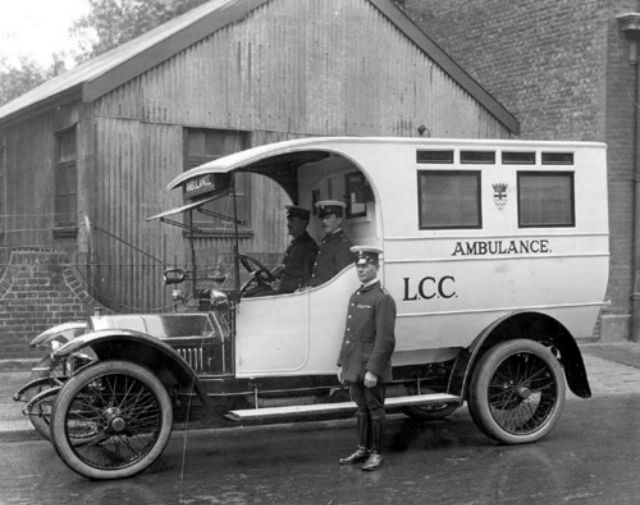 37 Historical Photos That Show Early Ambulances Over 100 Years Ago ...