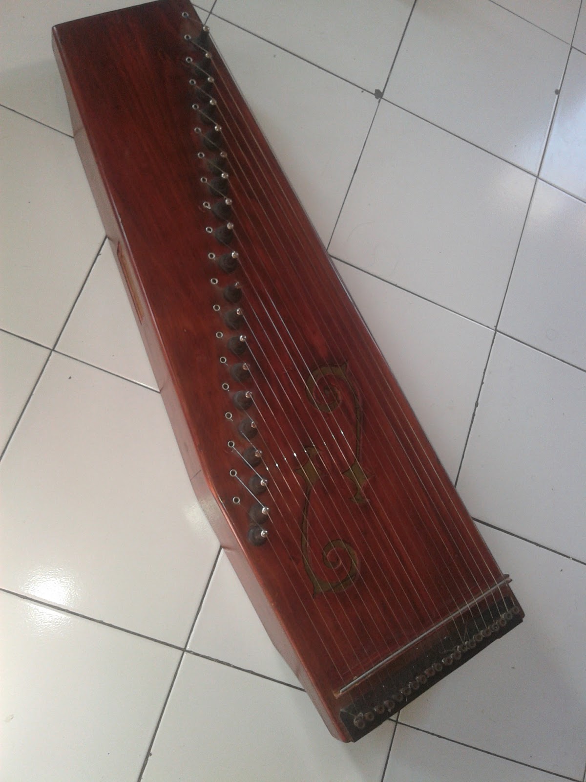 Kecapi Custom dengan Ukiran | Jual Kecapi dan Suling Sunda Kualitas Bagus