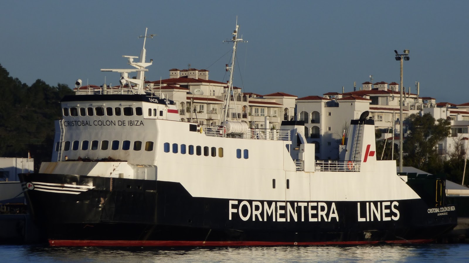 FERRYBALEAR: La Naviera Formentera Lines, ya tiene a su "Colón" en Ibiza