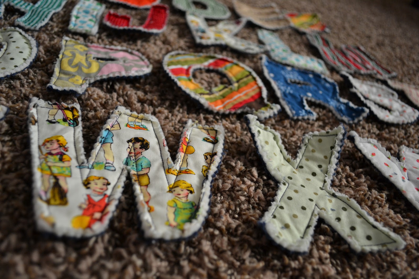 easy peasy lemon squeezy: Scrappy Fabric Letters