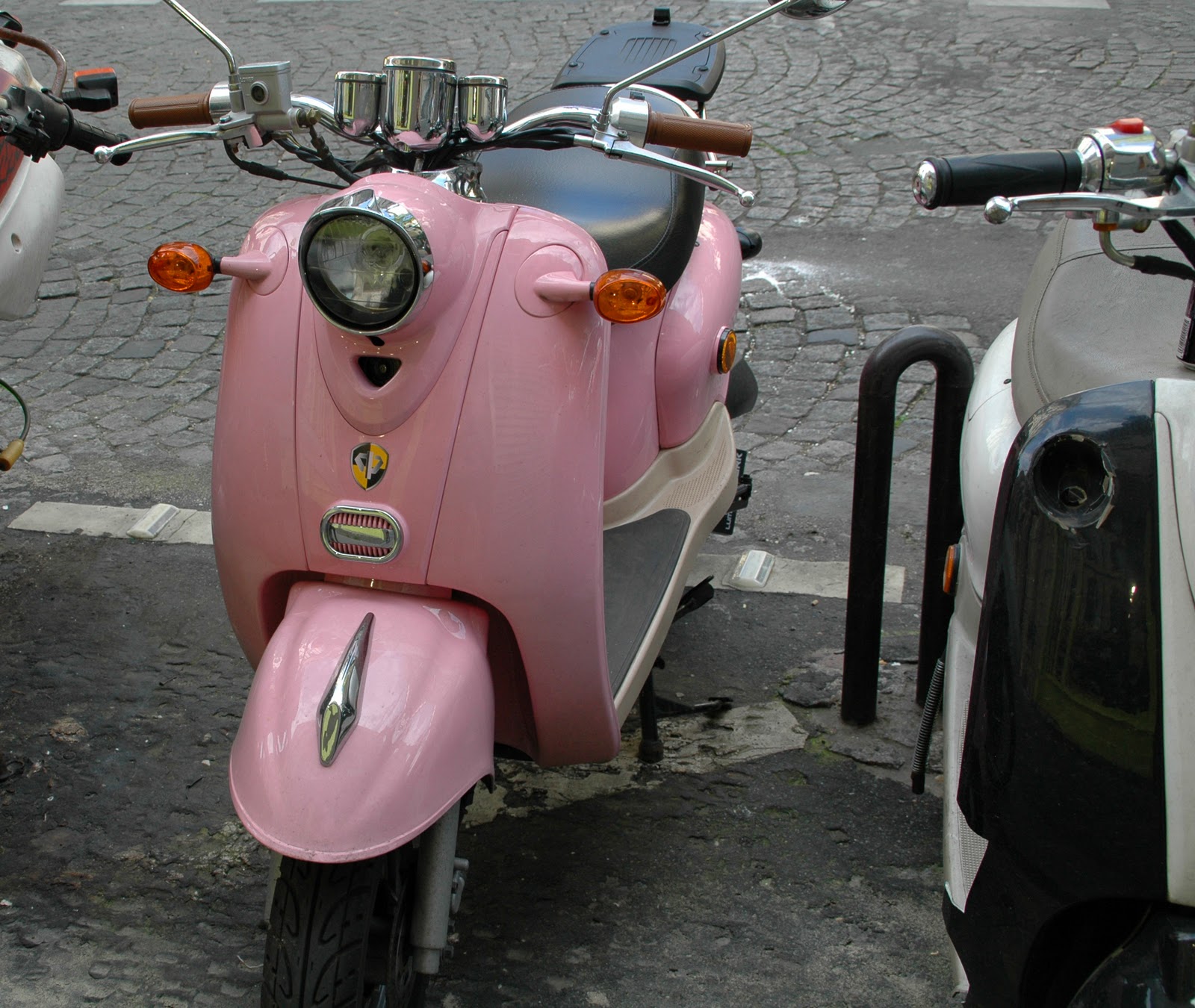 Paris and Beyond: Une moto rose - Zoom-zoom