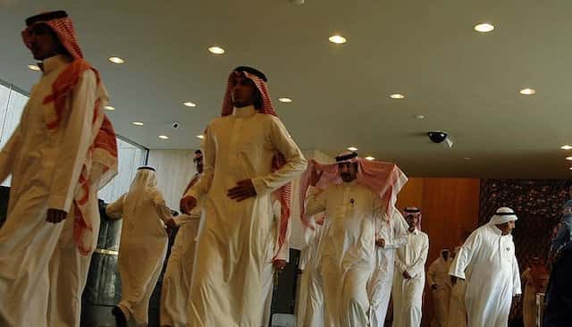 SAUDI EMPLOYEES IN PRIVATE COMPANIES MUST WEAR TRADITIONAL DRESSES