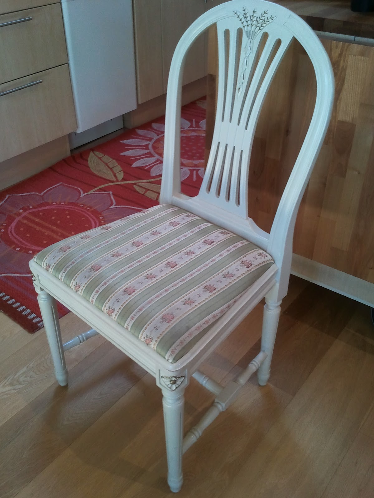 Lycka På Distans: Klär om stolar.