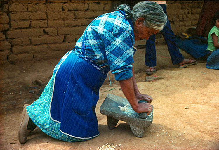 Las Portaviandas de Juanita y Gume: De Metates y Molcajetes