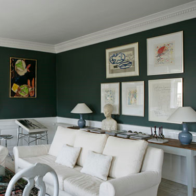 BOISERIE & C.: Boiserie bianca su Parete verde