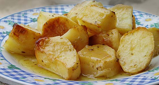 Chef Mitsos recommends...: Patates Fournou [Garlic Potatoes in the Oven]