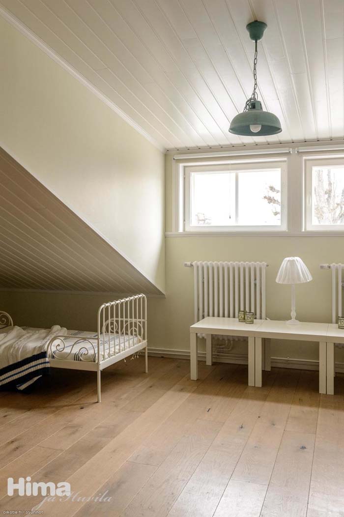 Keltainen talo rannalla: Rustiikkia, värejä ja tapetteja