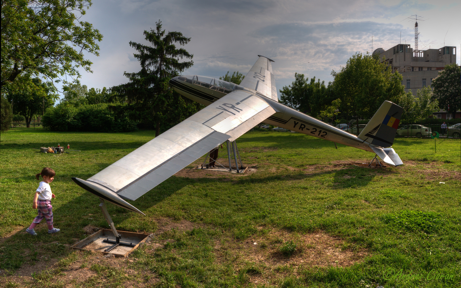 Fotografii...: Instalare planor in Parcul Tineretului(sau Vacaresti)