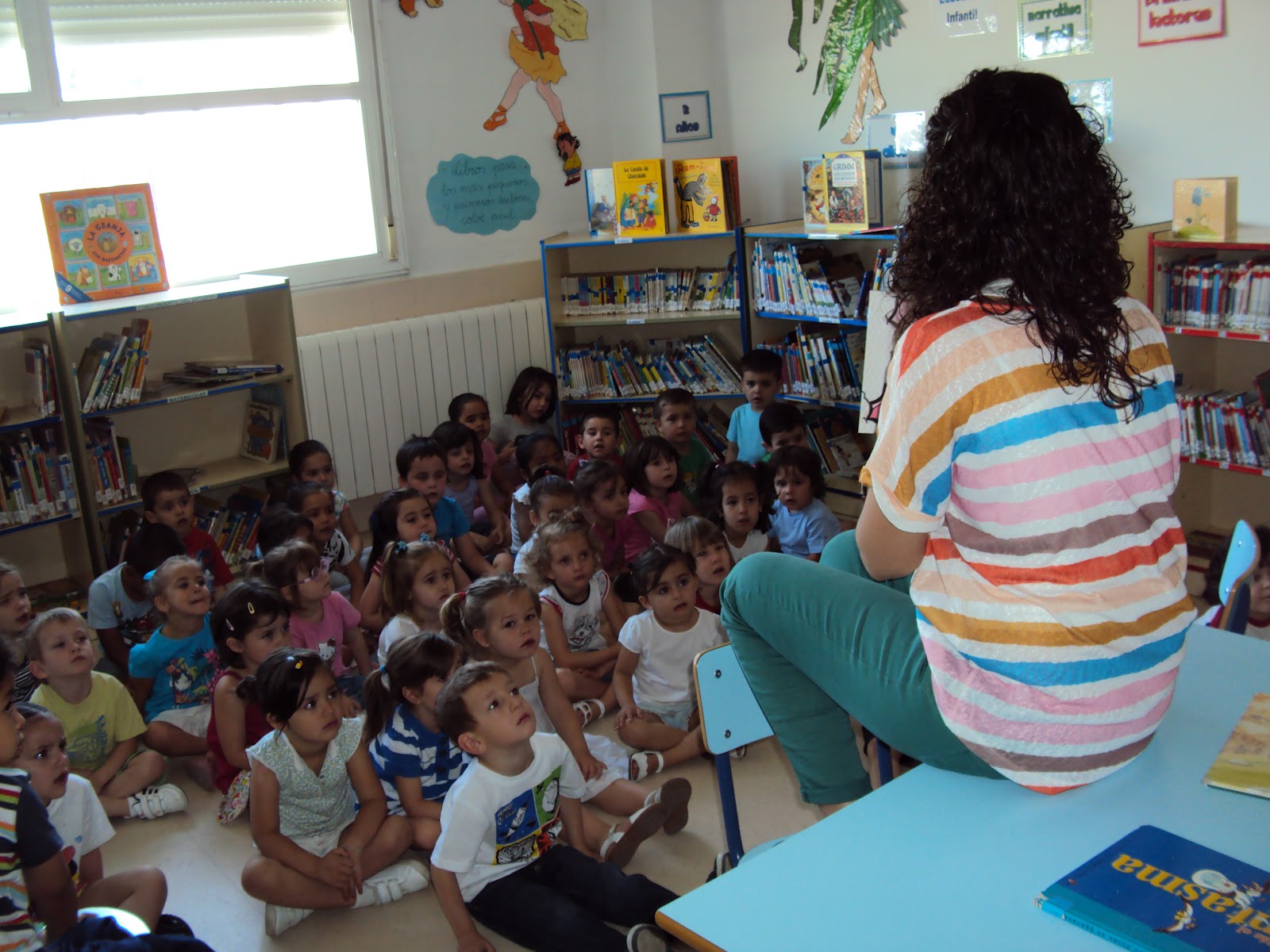 Maestras contando cuentos a sus alumnos - Imagui