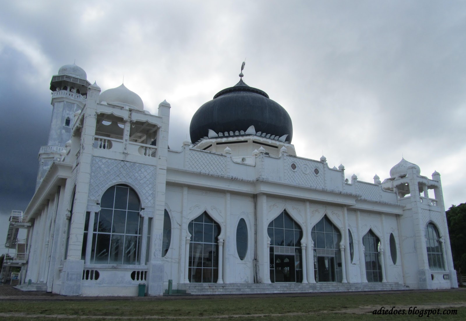 .: adie DOES :.: Mengenang Tsunami di Masjid Rahmatullah