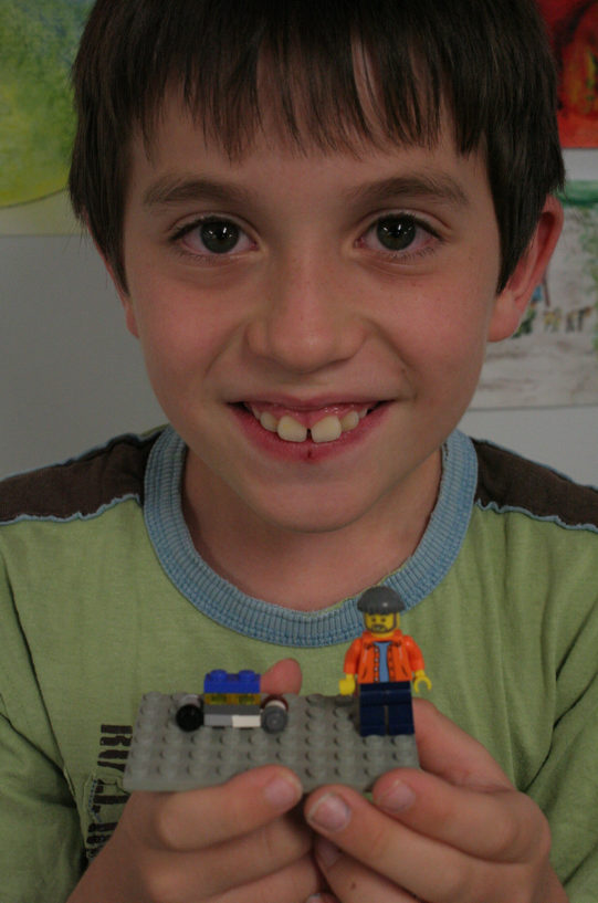 LEGO Quest Kids: Micro-Scale Photos