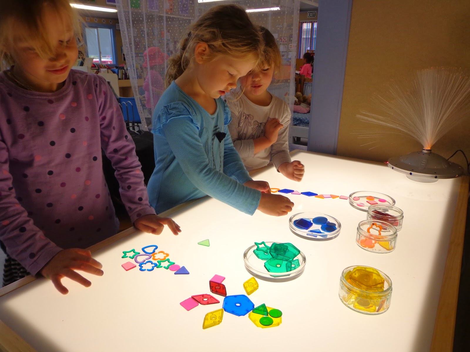 Welcome to Glamorgan Kindergarten Blog : Light Table Delight