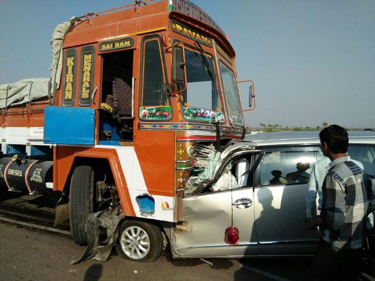 Indian Roadie: Toyota Innova tyre burst kills JNTU VC near Anantpur on ...
