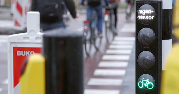Semáforos con sensores de lluvia dan prioridad a ciclistas