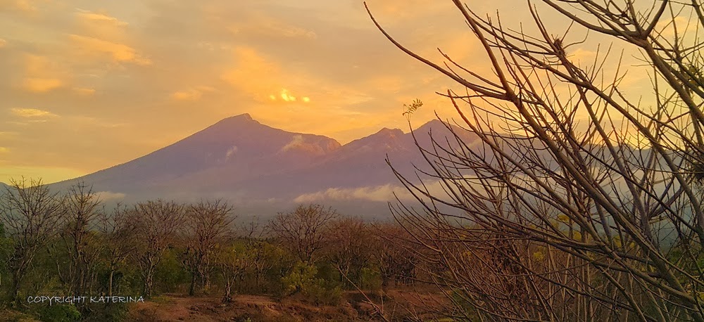 Selayang Pandang Selendang Langit Petang - TᖇᗩᐯEᒪEᖇIEᑎ