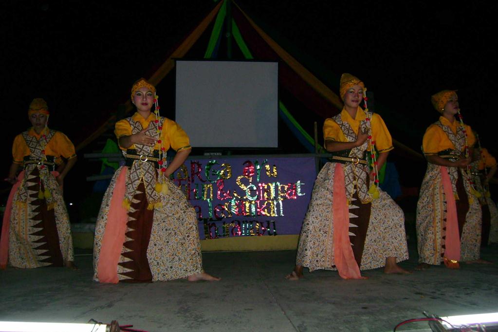 Aidah Kamaliatush Shobiha: RANDU KENTIR TARI YANG TAK TERLUPAKAN