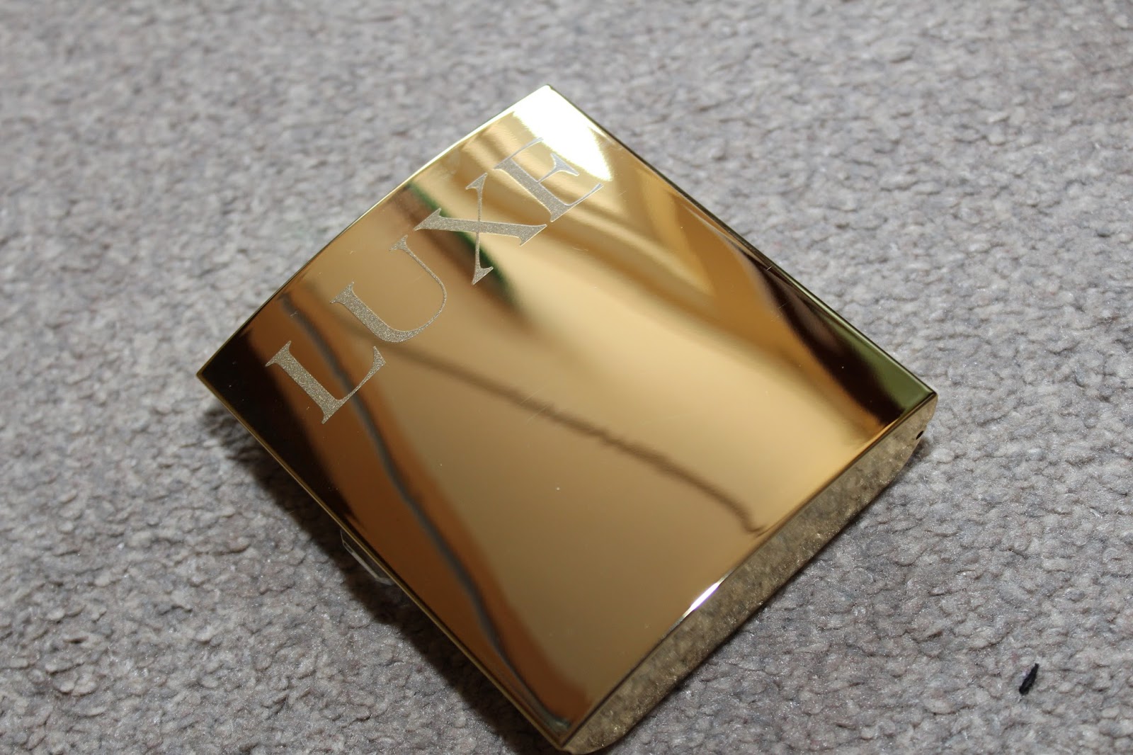 AVON LUXE puder u kamenu - light medium silk - MAKEUP ARENA