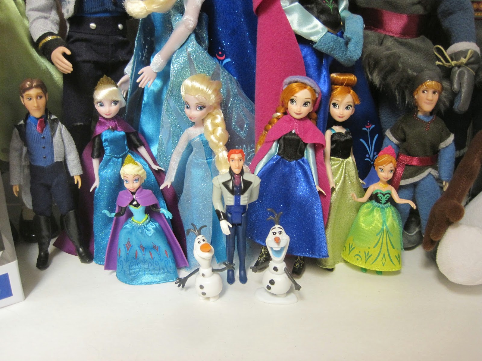 Never Grow Up: A Mom's Guide to Dolls and More: Frozen Mini Doll Set Review