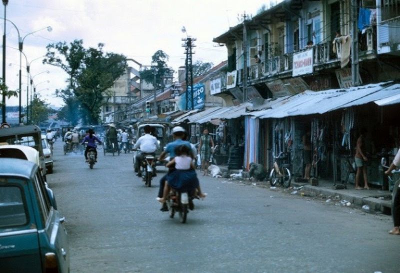 60 Fascinating Color Photographs That Capture Street Scenes of Saigon ...