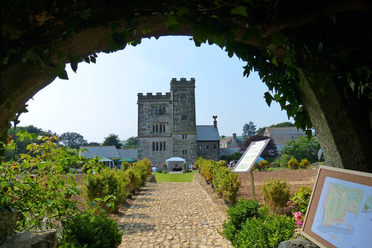 Around Perranuthnoe : Pengersick Castle - Bank Holiday Monday afternoon