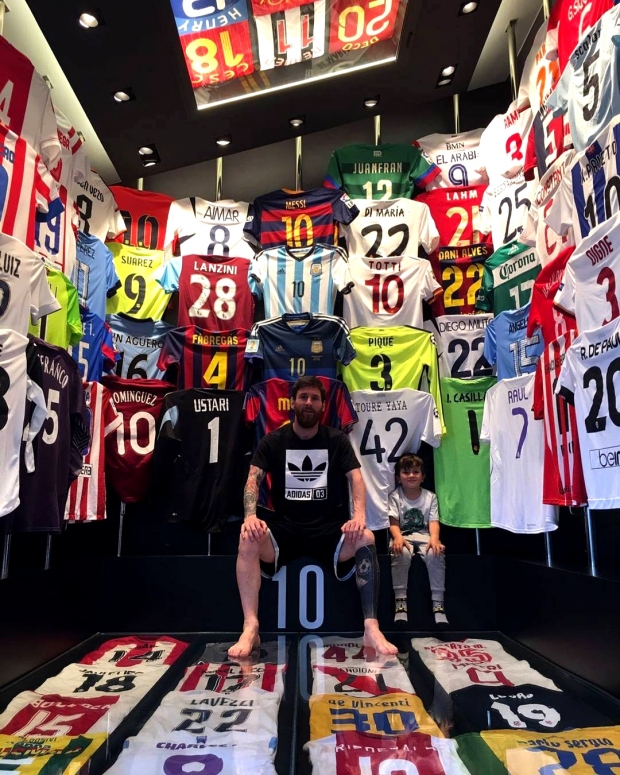 Lionel Messi mostra sua coleção de camisas de futebol - Show de Camisas