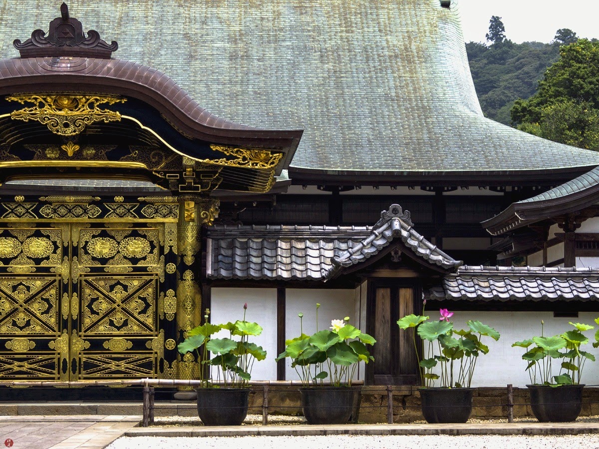 FROM THE GARDEN OF ZEN: Kara-mon (Chinese gate); Kencho-ji