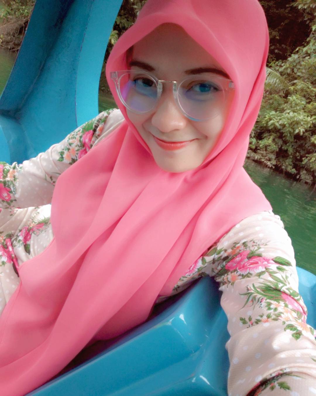 Gambar mama muda genit pake hijab pink - CantikaMagz