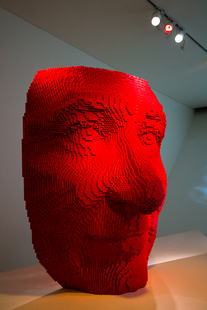 งานแสดงศิลปะรูปปั้นตัวต่อ Lego ที่ ArtScience Singapore Museum โดย ...