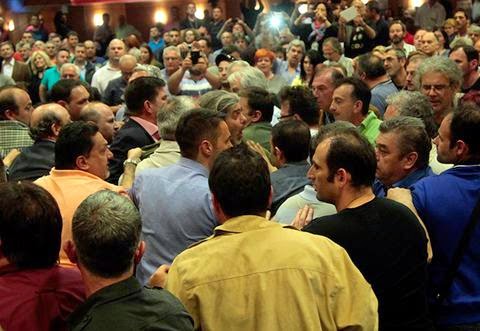 Σοβαρά επεισόδια στο συνέδριο της ΠΟΕ-ΟΤΑ: Πέταγαν μπουκάλια ...