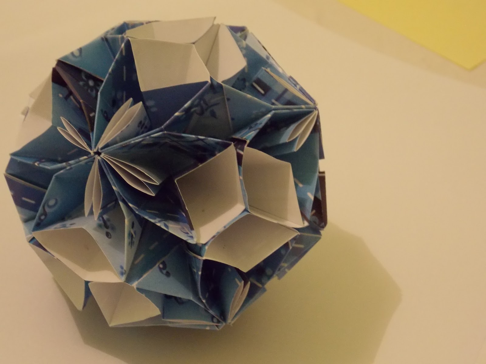 Dobras de Arte - Origami: Kusudama Tem Tem Temari