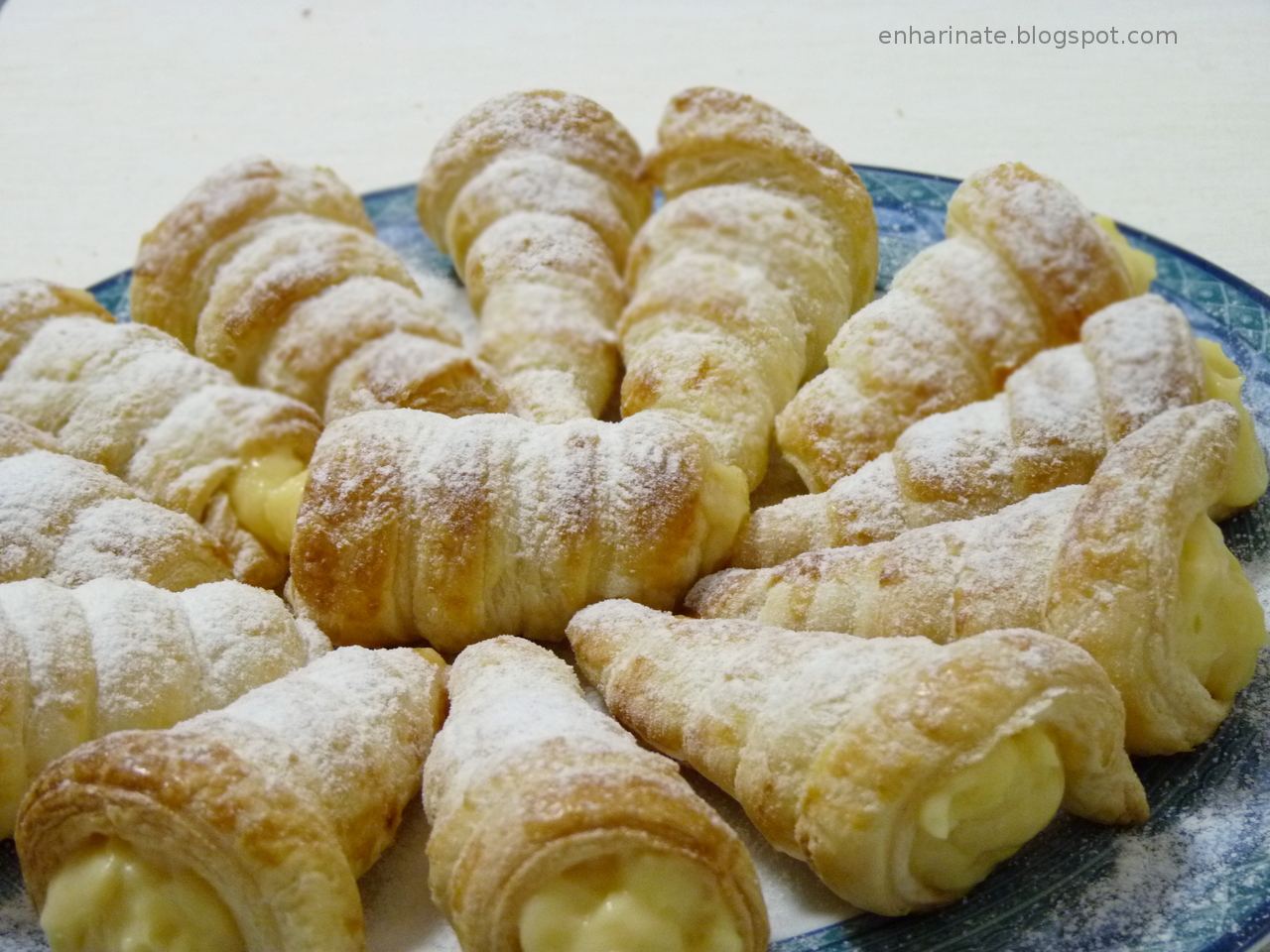 EnHarínate: Cuernos de crema. Un pastelillo de los más apetecible