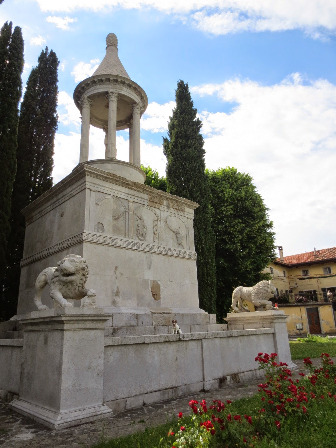 Menard & Jack Russell Terrier: Oglej, Gradež, Devin