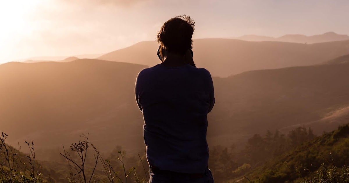 "Be on the lookout" nghĩa là gì?