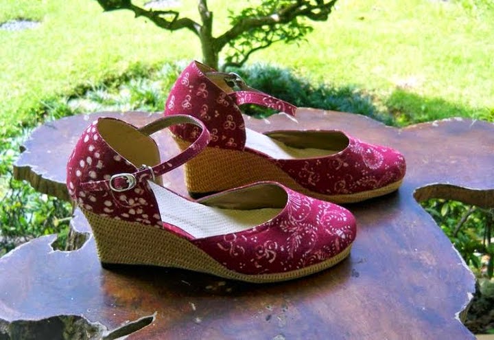 Koleksi model sepatu sandal wedges batik cantik modern modis | Terbaru ...