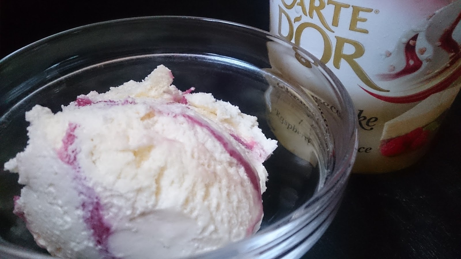 Chwile zasłodzenia: lody Carte D'Or Cheesecake with Raspberry Cream