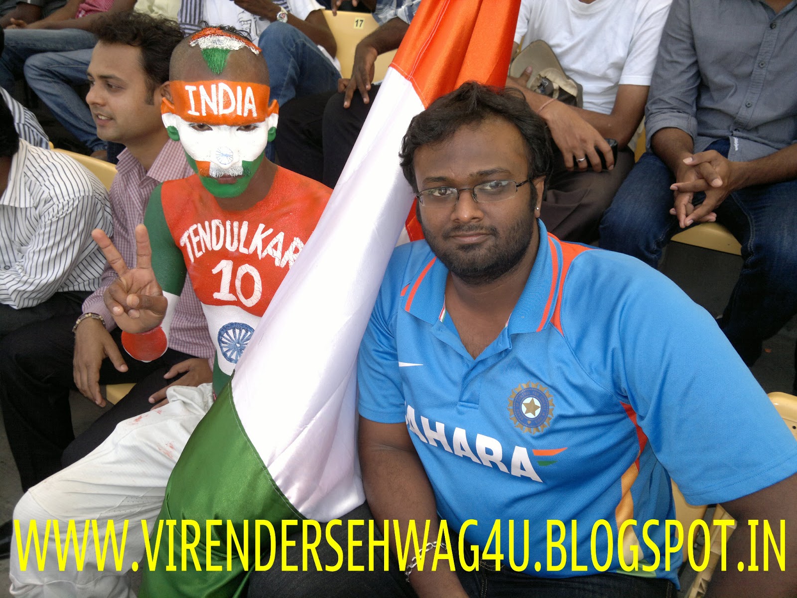 S ACHIN FAN SUDHIR KUMAR GAUTAM POSING WITH SEHWAG FAN RAJ KAMAL