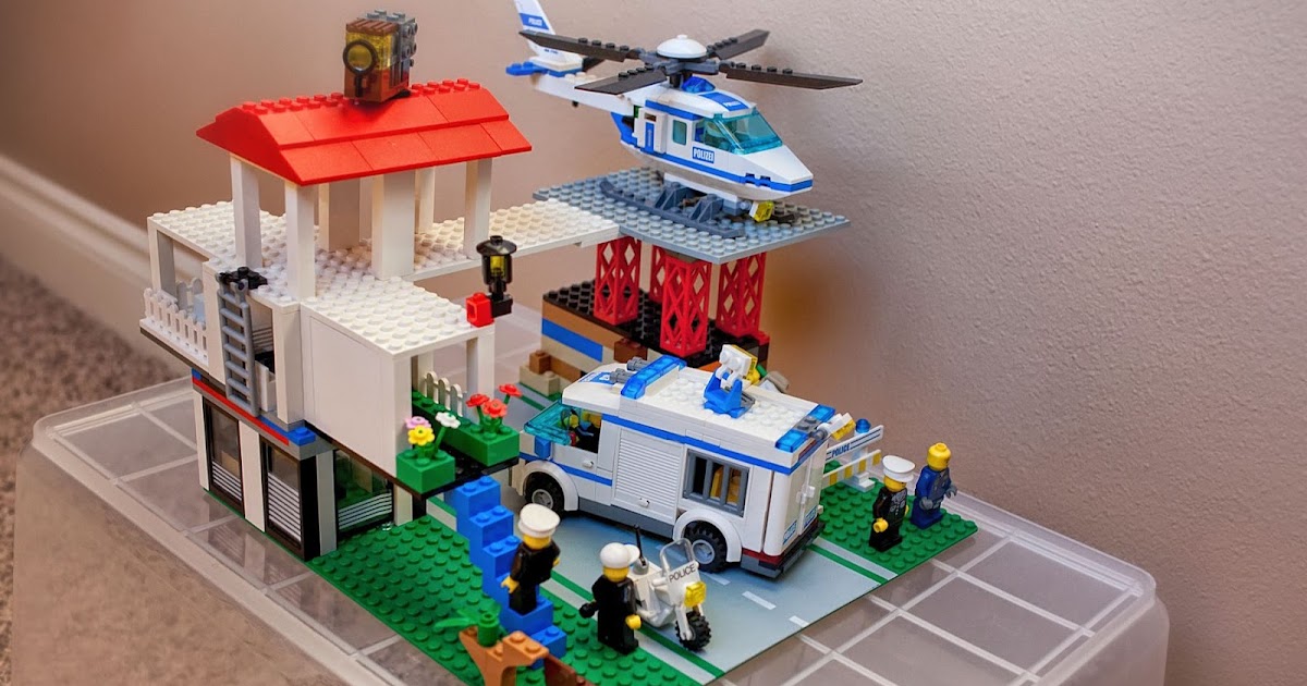 The Fearsomely Fantastic FIVE!: Lego Police Stations